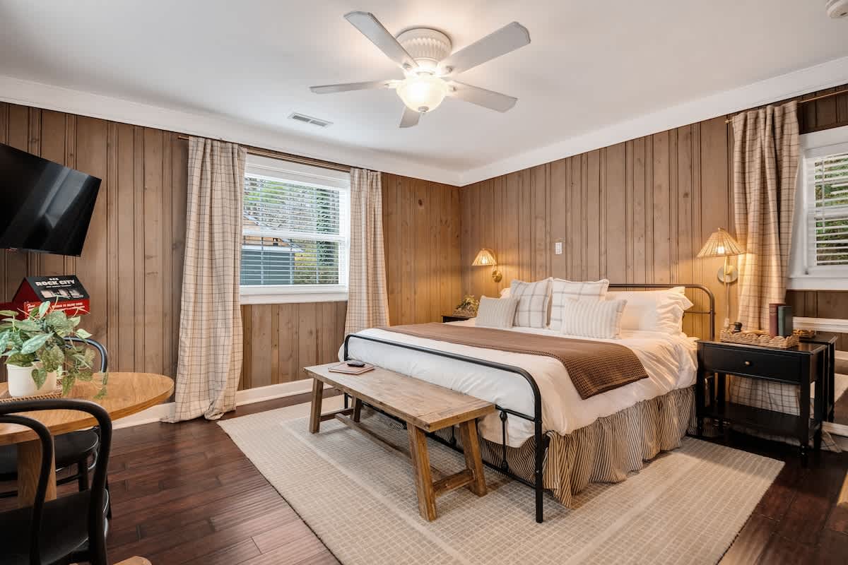 Cottage with Free Breakfast - Timberroot