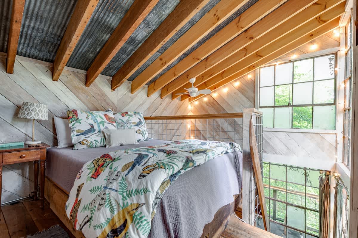 Treetop Hideaways - Luna Loft - Timberroot